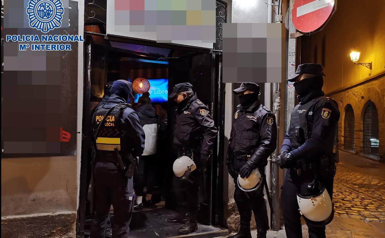 36 personas sancionadas por tener droga y 6 por armas blancas en locales nocturnos de Logroño ...